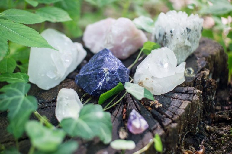 How to Find Quartz Crystals in Your Backyard (4 Quick Tips) - Home Cadet