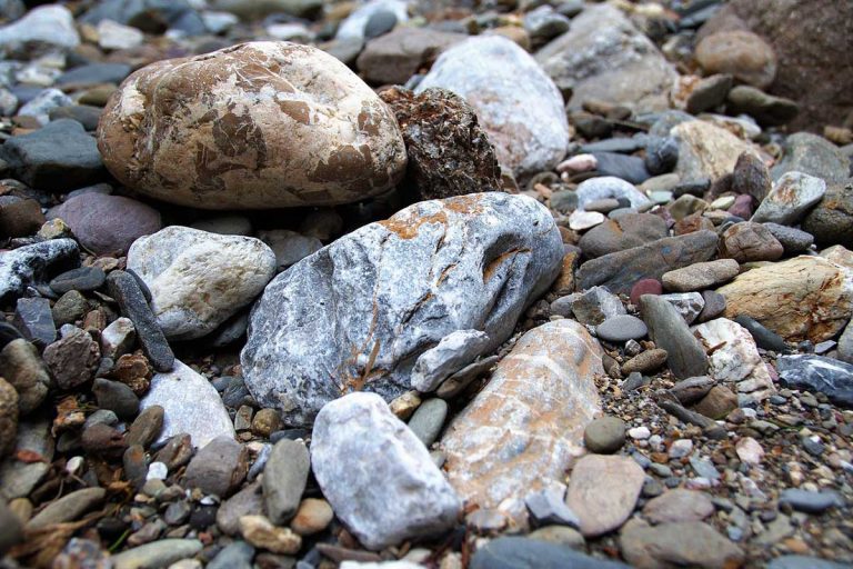 How to Find Quartz Crystals in Your Backyard (4 Quick Tips) - Home Cadet
